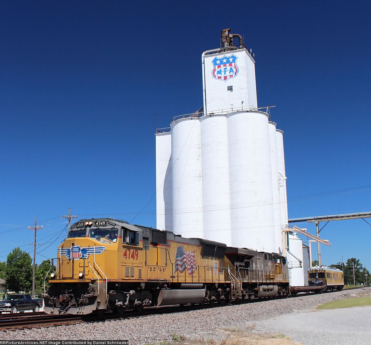 UP 4749 detector train